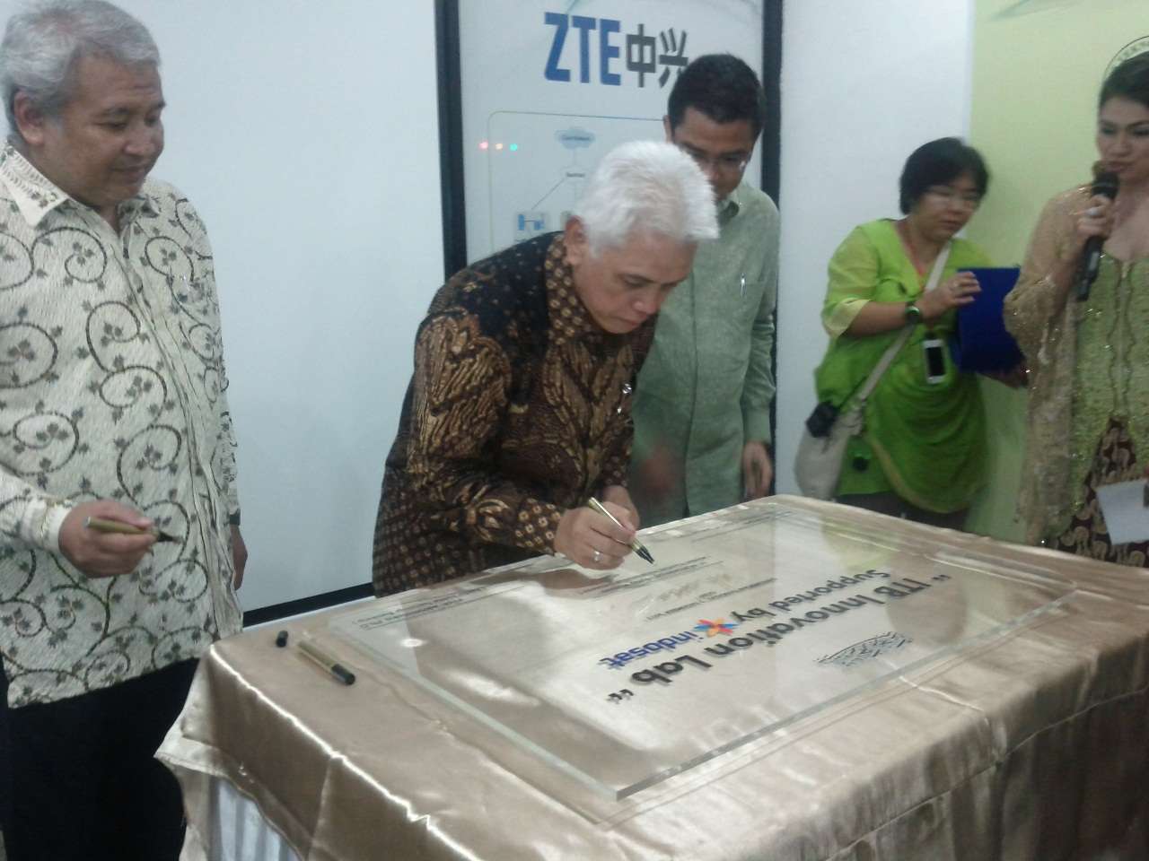 Menko Perekonomian RI Resmikan ITB – Indosat Innovation Lab (STEI) – STEI